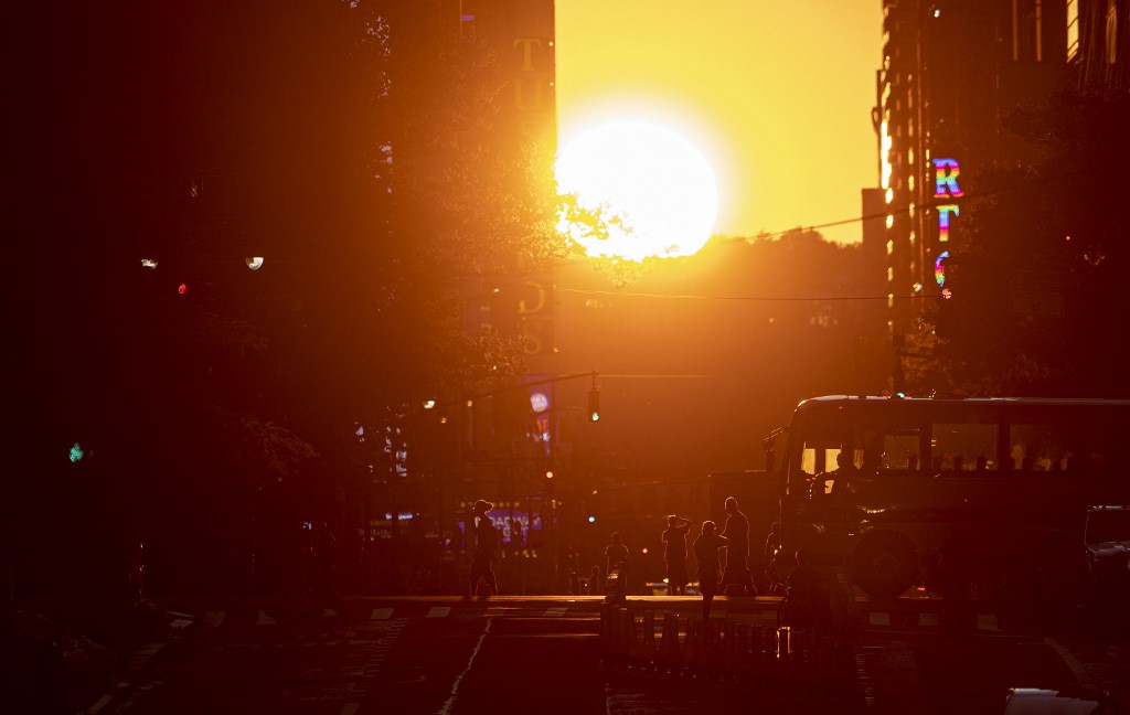Manhattanhenge: When The Sun Kisses The Streets of New York | Al Bawaba