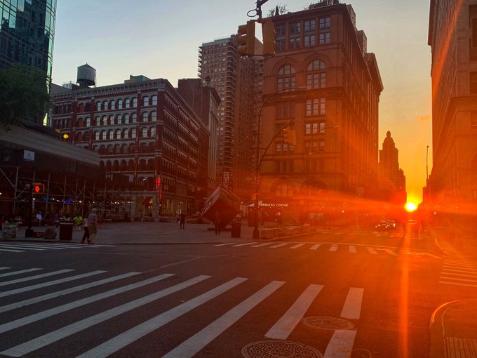 Manhattanhenge: When The Sun Kisses The Streets of New York | Al Bawaba