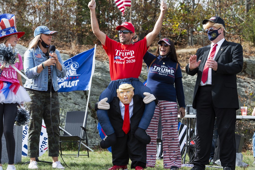 Trump Fans Organize 'Trumptober Fest' Costume Contest | Al Bawaba
