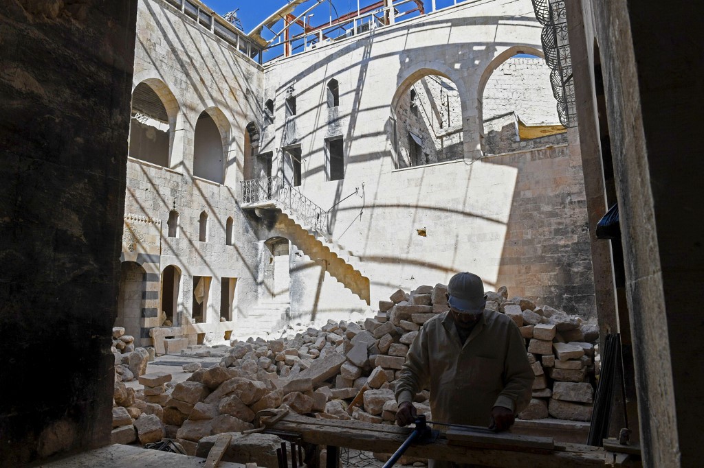 Syrian Workers Reconstruct Aleppo's Old City | Al Bawaba