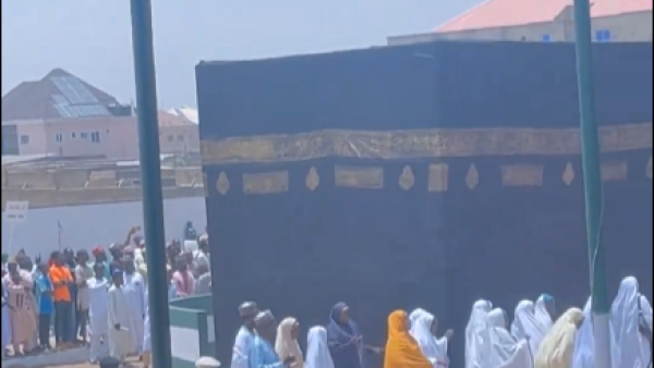 Pilgrims circumambulating a replica of the Kaaba in Nigeria sparks ...