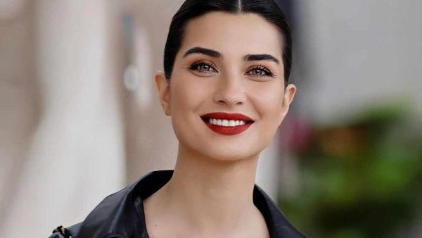 توبا بيوكوستون تواجه موقفًا محرجًا بحرفية وذكاء في قلب حفل Joy Awards ...