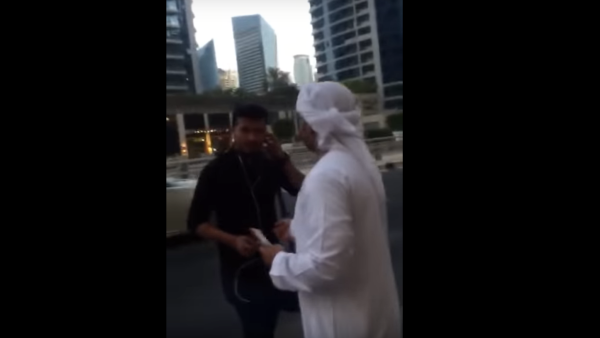 Emirati Men Hand Out Cash to Random People in UAE (Video) | Al Bawaba