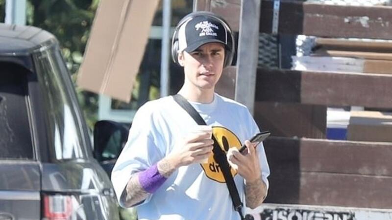 Justin Bieber Hugs His Bodyguard.. Is Selena Gomez the Reason ...