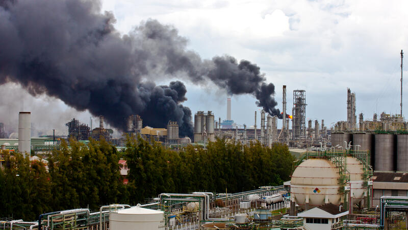 Syria: Fire Breaks out at Distillation Unit in Homs Oil Refinery | Al ...
