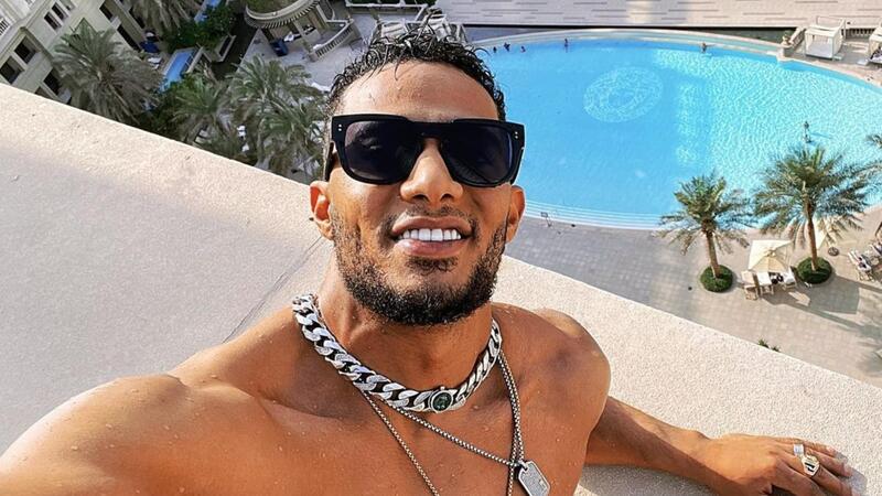 Mohamed Ramadan Avoids Slipping on Stage AGAIN By Taking off His Shoes ...