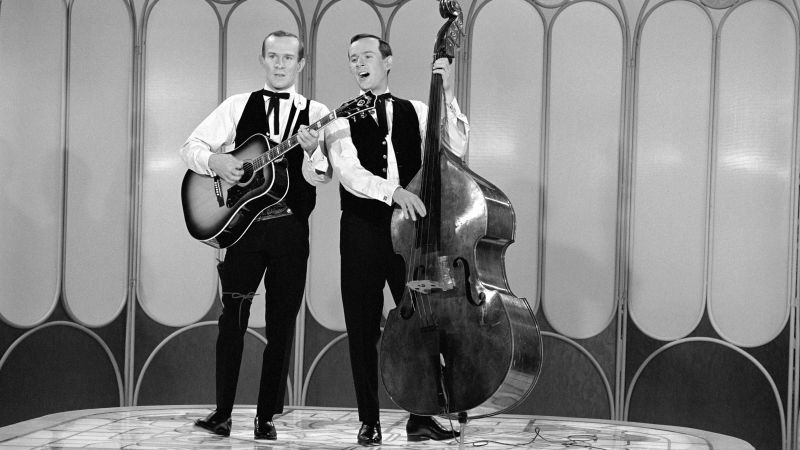 Tom Smothers, one half of famed comedy duo, dies at 86 | Al Bawaba