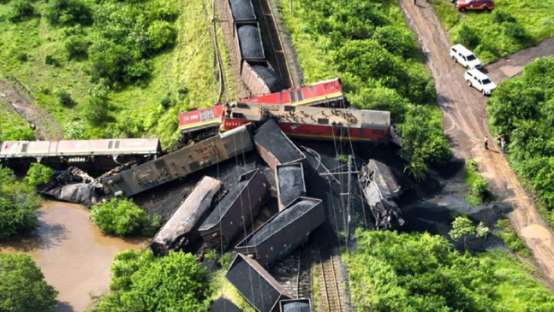 Collision of coal-laden freight trains in South Africa | Al Bawaba