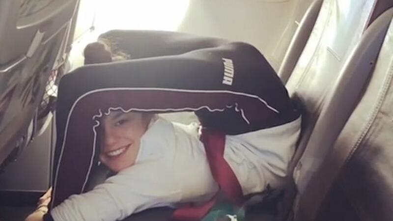 A Plane Contortionist Knows How to Sit in Tight Seat | Al Bawaba