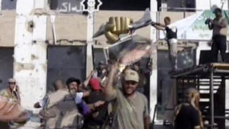 Rebels rampaging Gaddafi's compound like Baghdad looting of Saddam's ...