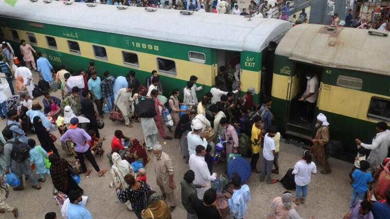 Pakistan Railways Ready to Revamp Centuries-Old ‘Coolie System' | Al Bawaba