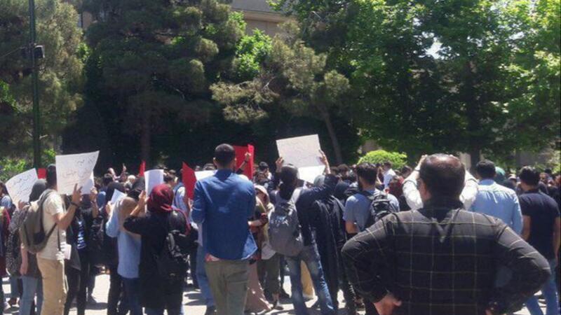Tehran University Students Protest Compulsory Hijab Laws | Al Bawaba