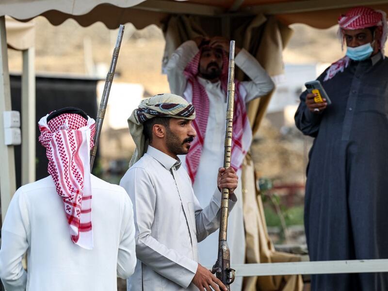 Saudis Perform The 'Ancient War' Dance in Taif | Al Bawaba