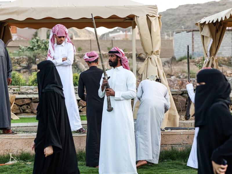 Saudis Perform The 'Ancient War' Dance in Taif | Al Bawaba