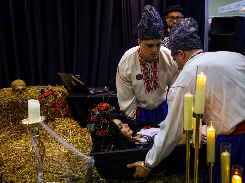 Funeral Exhibition Kicks off in Moscow | Al Bawaba