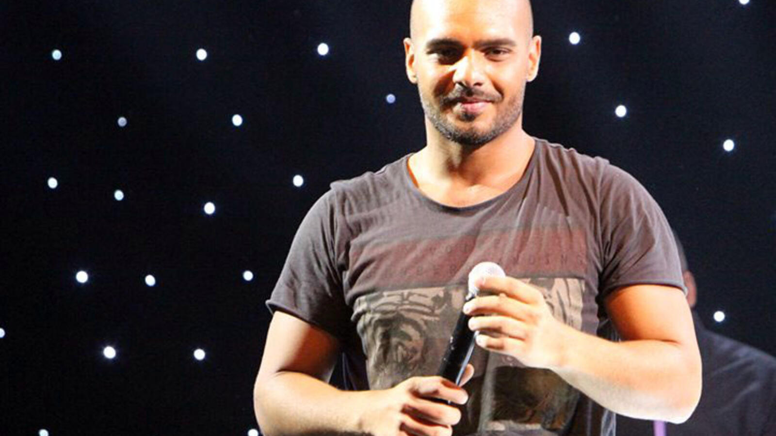 Get in there! Joseph Attieh proves super popular this summer | Al Bawaba