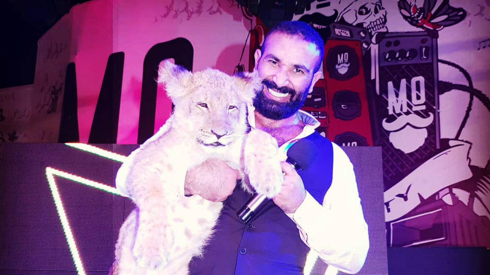 Ahmed Saad Carries a Lion Cub on Stage! | Al Bawaba