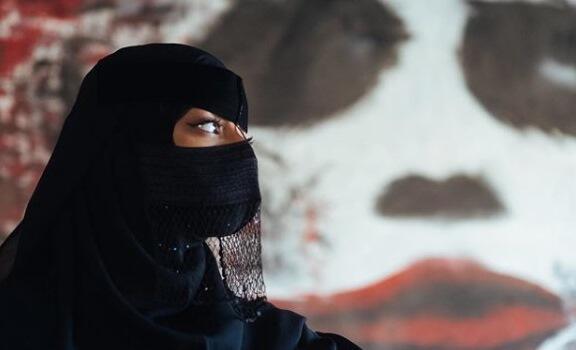 A Fully Veiled Sensation is a Saudi Social Media Star | Al Bawaba