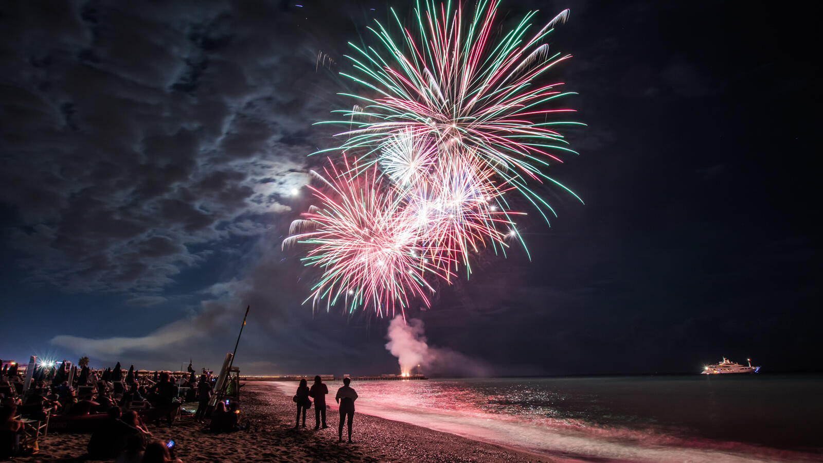 Best Spots To Watch Saudi National Day Fireworks in Dubai | Al Bawaba