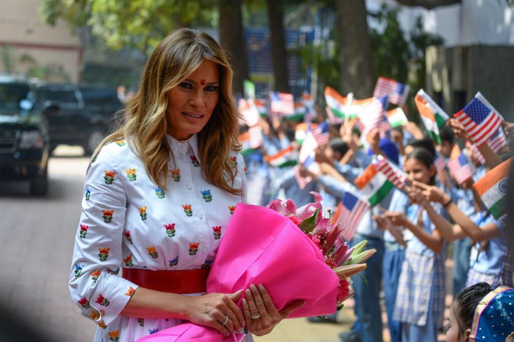 Melania Gets a Red Tilaka Forehead Dot in Happiness Class in New Delhi ...