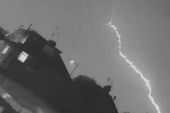 Camera Dramatically Captures Moment When Plane Struck by Lightning | Al ...