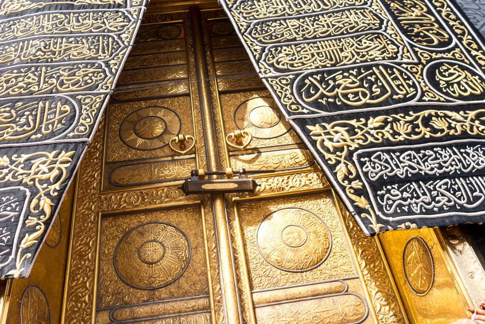 Hajj: Why is The Kaaba Covered With The Kiswa? | Al Bawaba