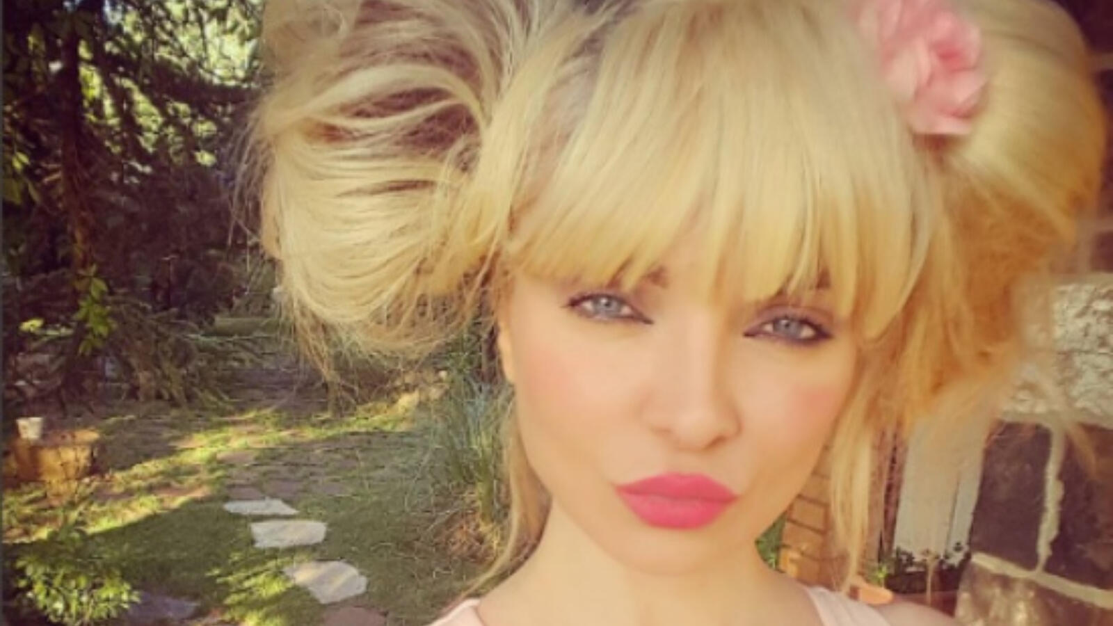 Dollars on Cleavage and Feet! Myriam Klink Provokes the Lebanese With ...