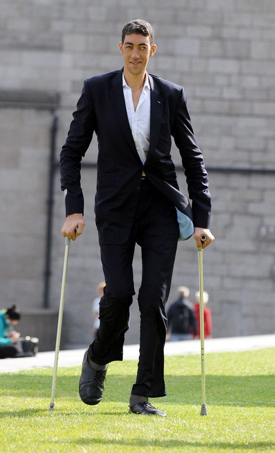 Super Tall People are Twice as Likely to Catch COVID-19 | Al Bawaba