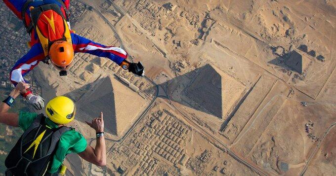 Skydiving Festival 'Jump Like a Pharaoh' Hover Over The Giza Pyramids ...