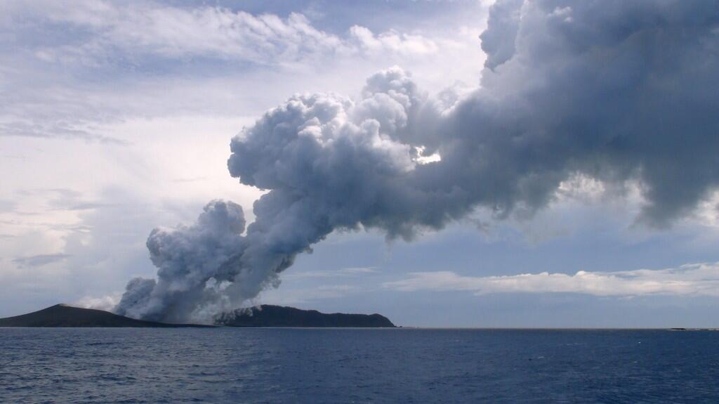 Tonga Cut Off by Volcanic Blast, Fears Grow for Coastal Towns (AFP ...