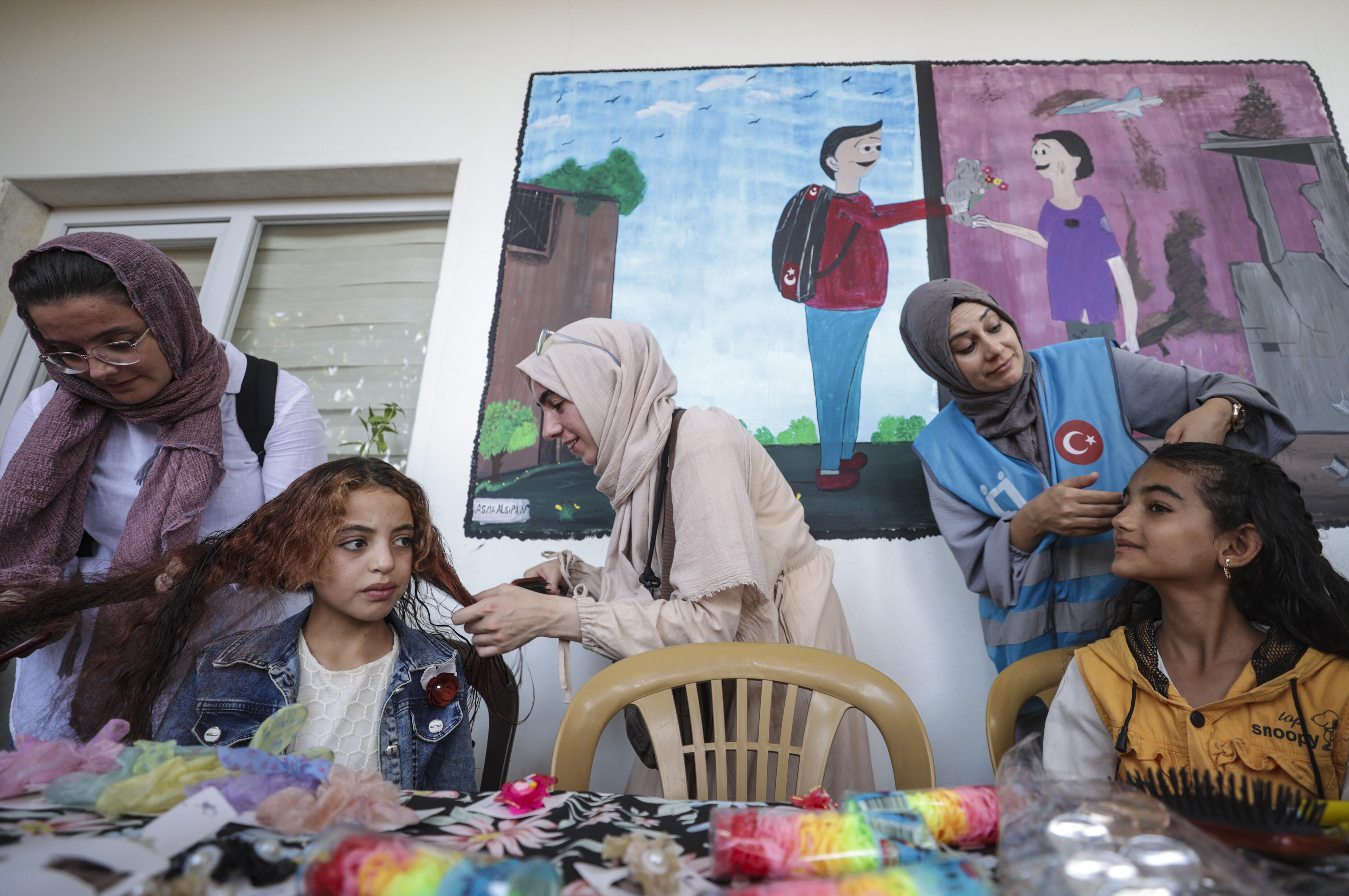 Turkish Volunteers Braid The Hair of Syrian Orphans For Fun | Al Bawaba
