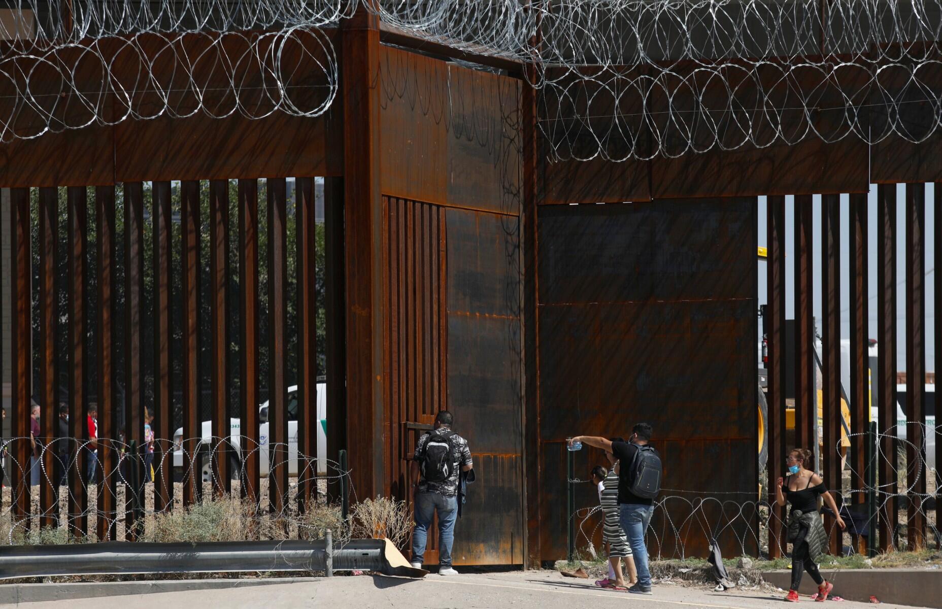 Americans Guards as Arresting 'Like Crazy' at The US-Mexican Border ...