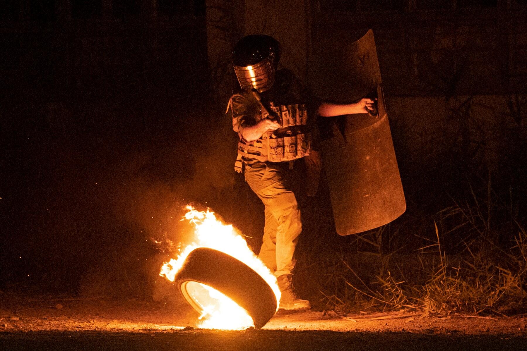 Protesters Set a Government Building on Fire in South Iraq | Al Bawaba