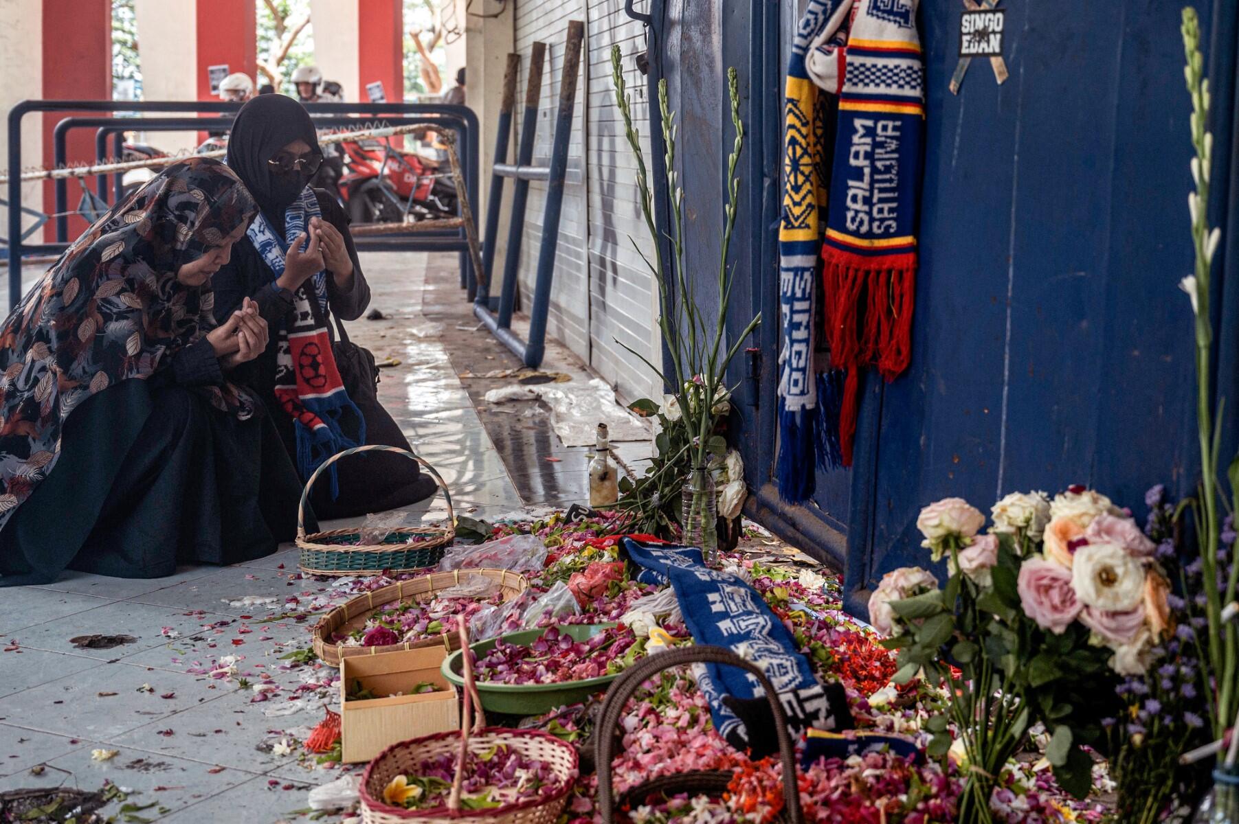 Indonesians mourn stampede victims | Al Bawaba