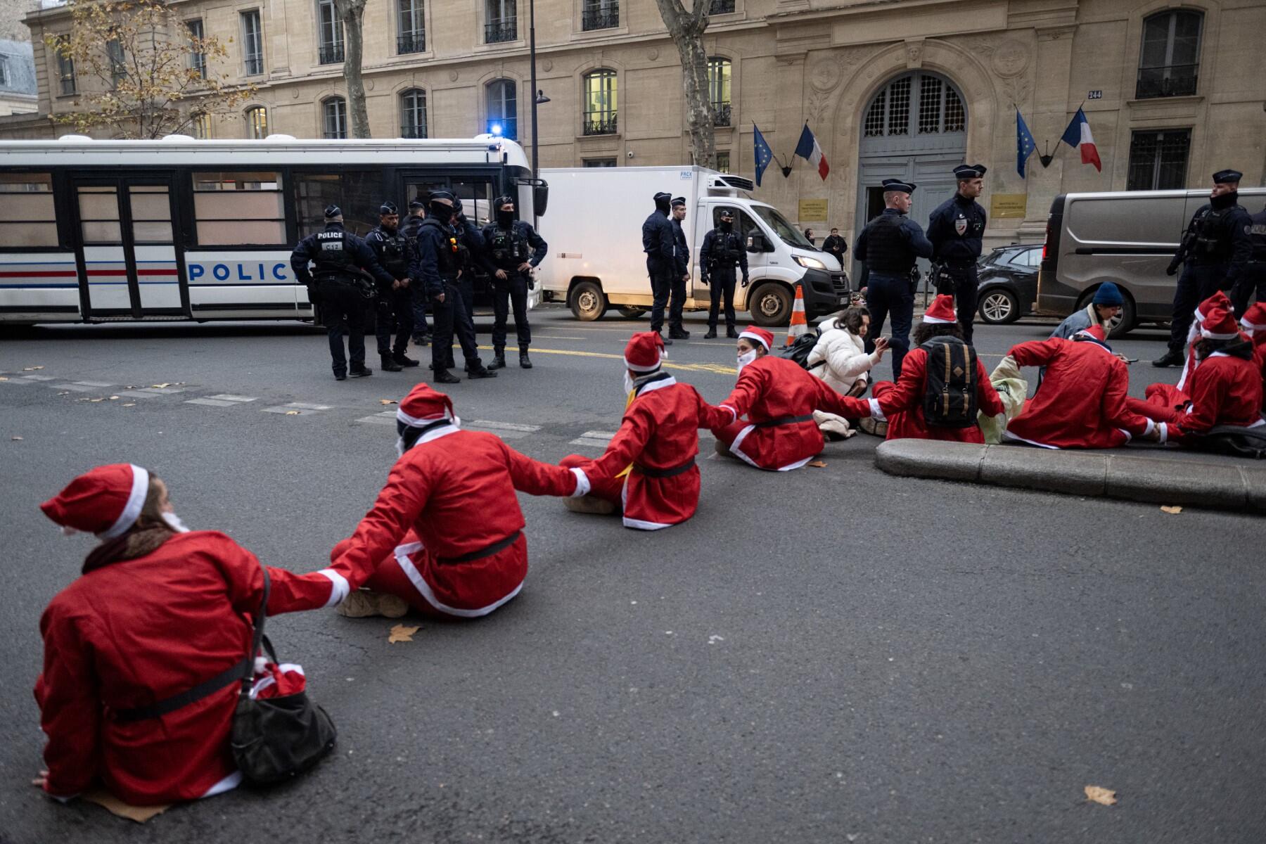 Santa Claus activists fight for the environment in Paris | Al Bawaba