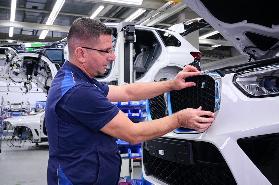 BMW Group commences production of small-series hydrogen-powered model ...