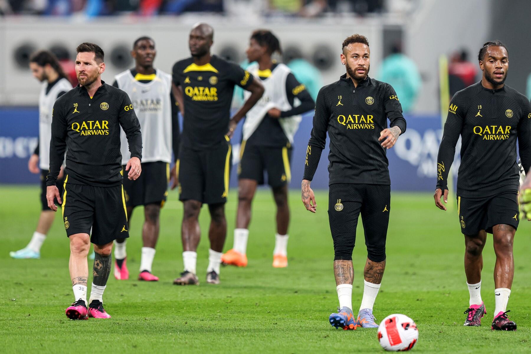 Over 30,000 fans attend PSG training at Khalifa International Stadium