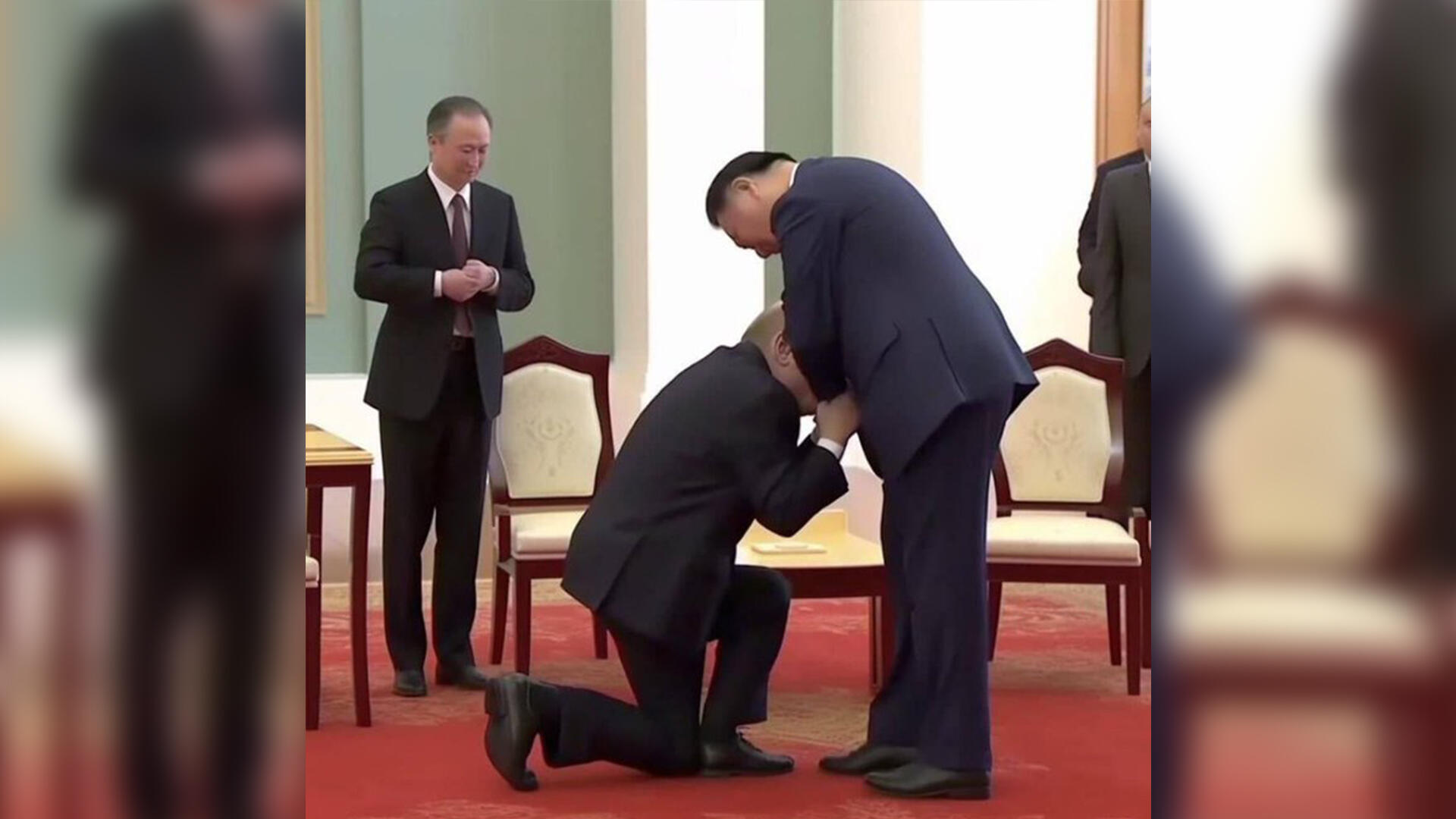 Putin is down on 1 knee kissing Xi’s hand | Al Bawaba