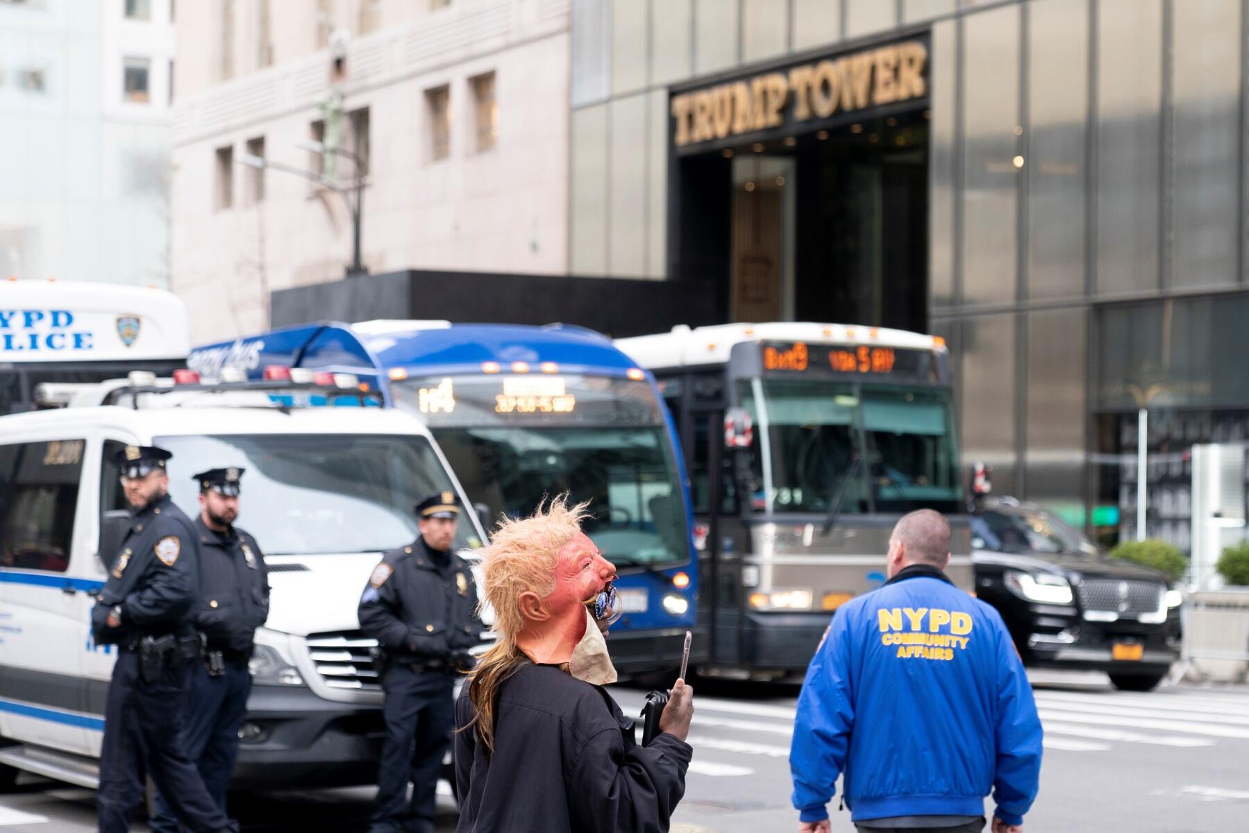 Police surround Trump Tower in New York | Al Bawaba