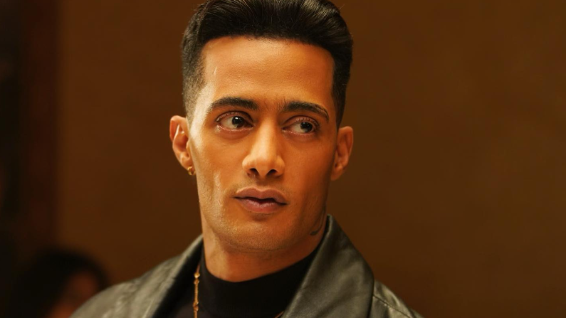Mohamed Ramadan wears slippers worth $900 | Al Bawaba