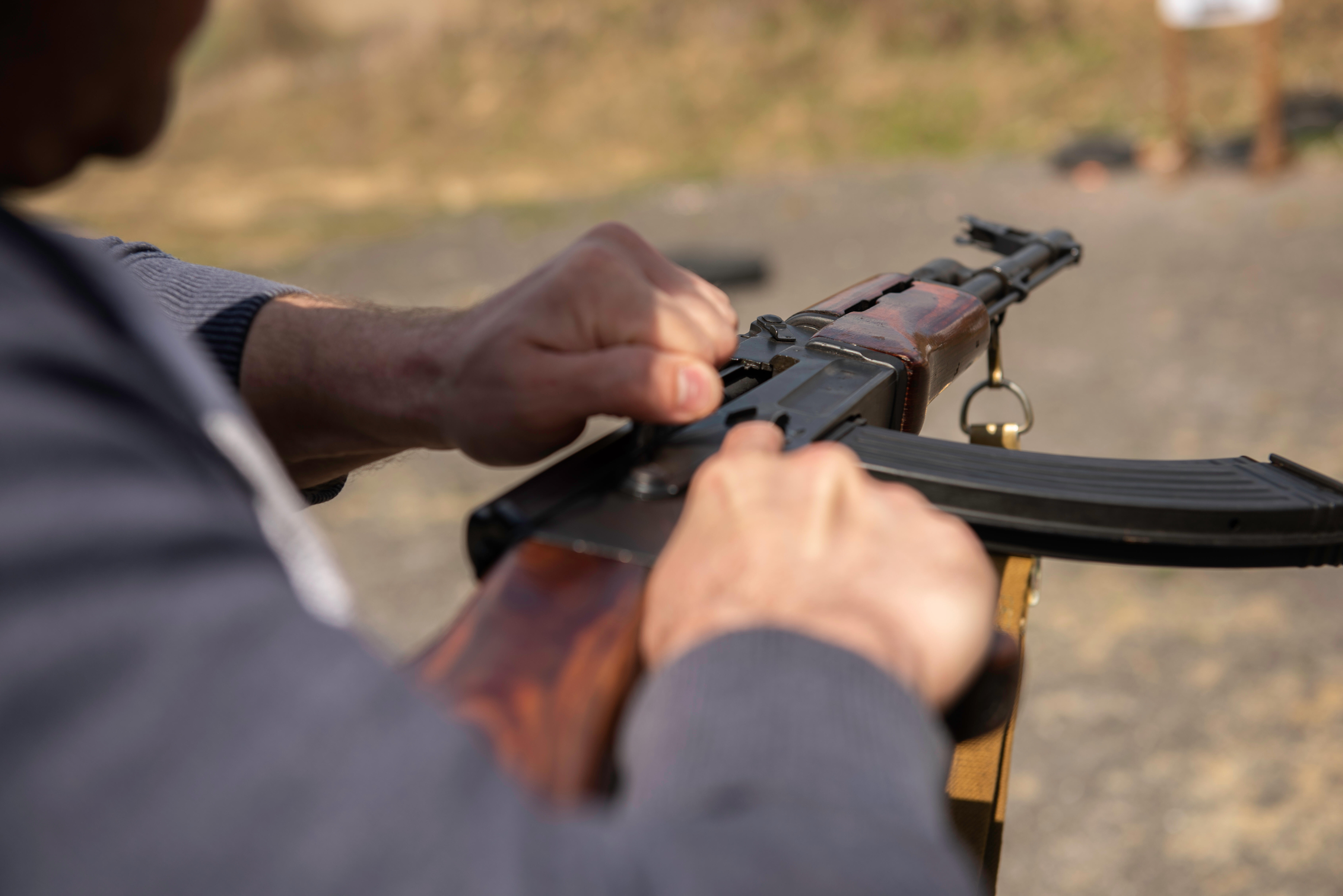 Iraqi brandishing rifle shoots at passers-by | Al Bawaba