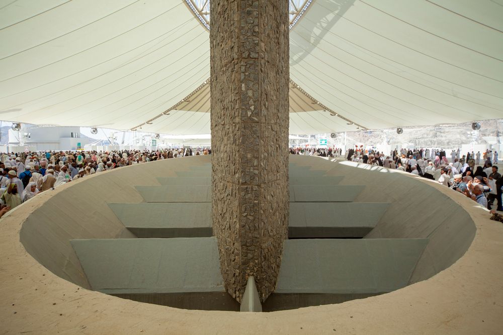 Hajj pilgrims begin 3-day stoning ritual at Jamarat | Al Bawaba