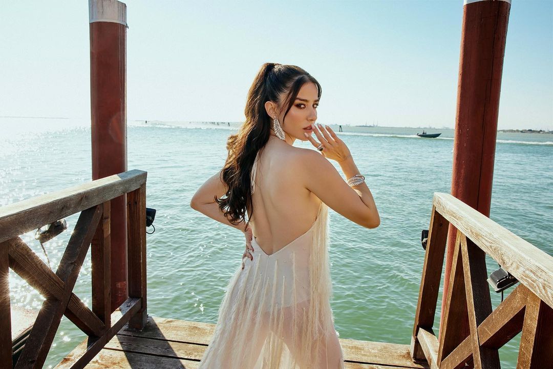 Özge Gürel shows curves at Venice Film Festival | Al Bawaba