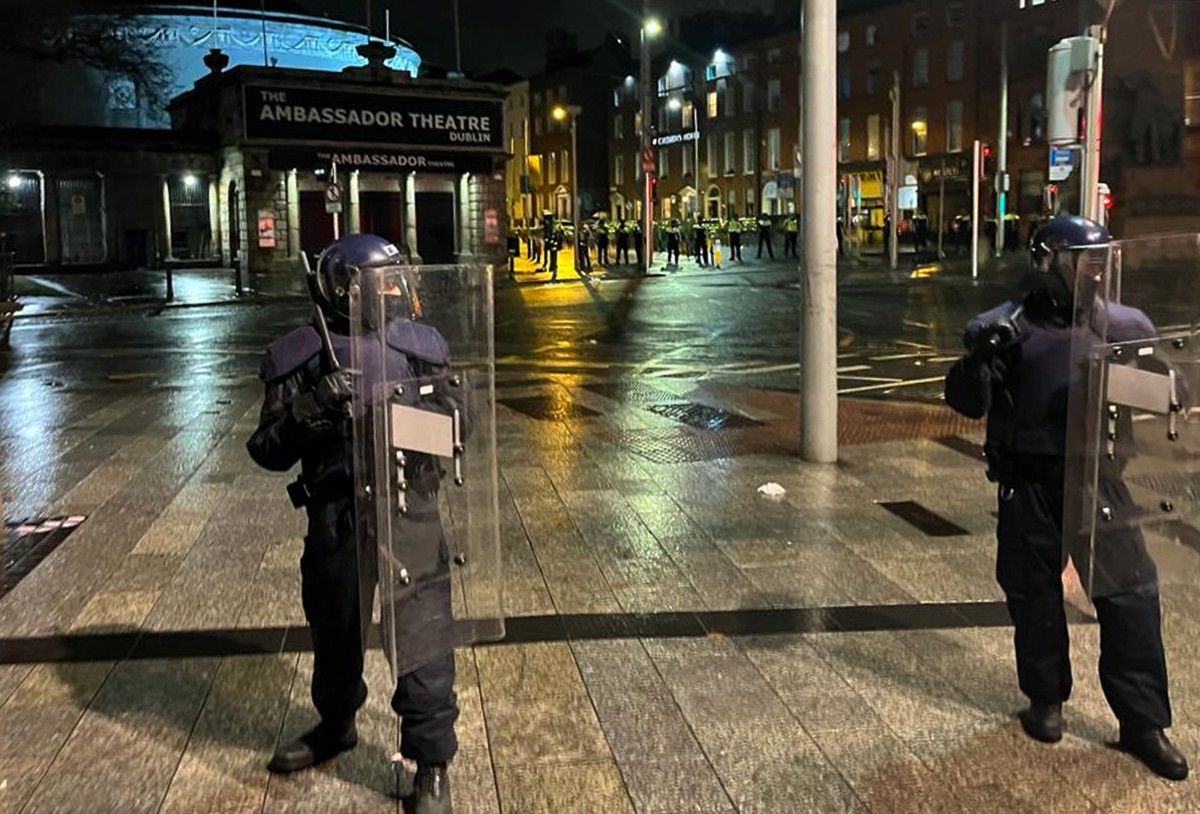 Violent riots erupt in Dublin after stabbing that injured 3 children ...