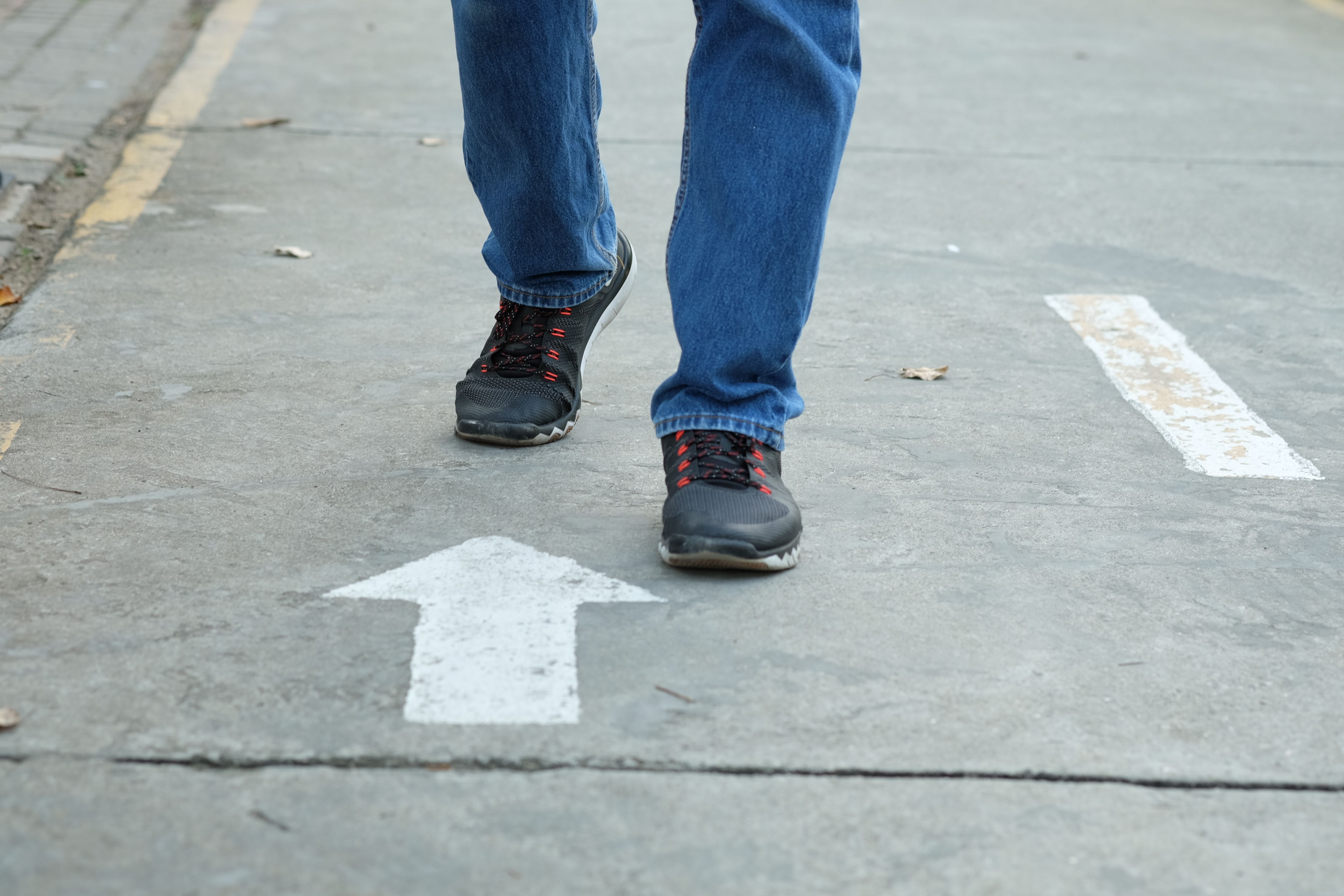 Surprising health benefits of walking backwards | Al Bawaba