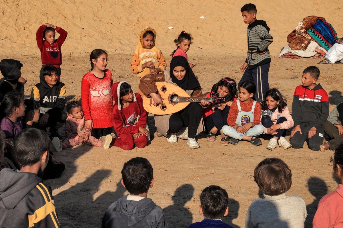 Woman plays oud for displaced children to block out sound of war in ...