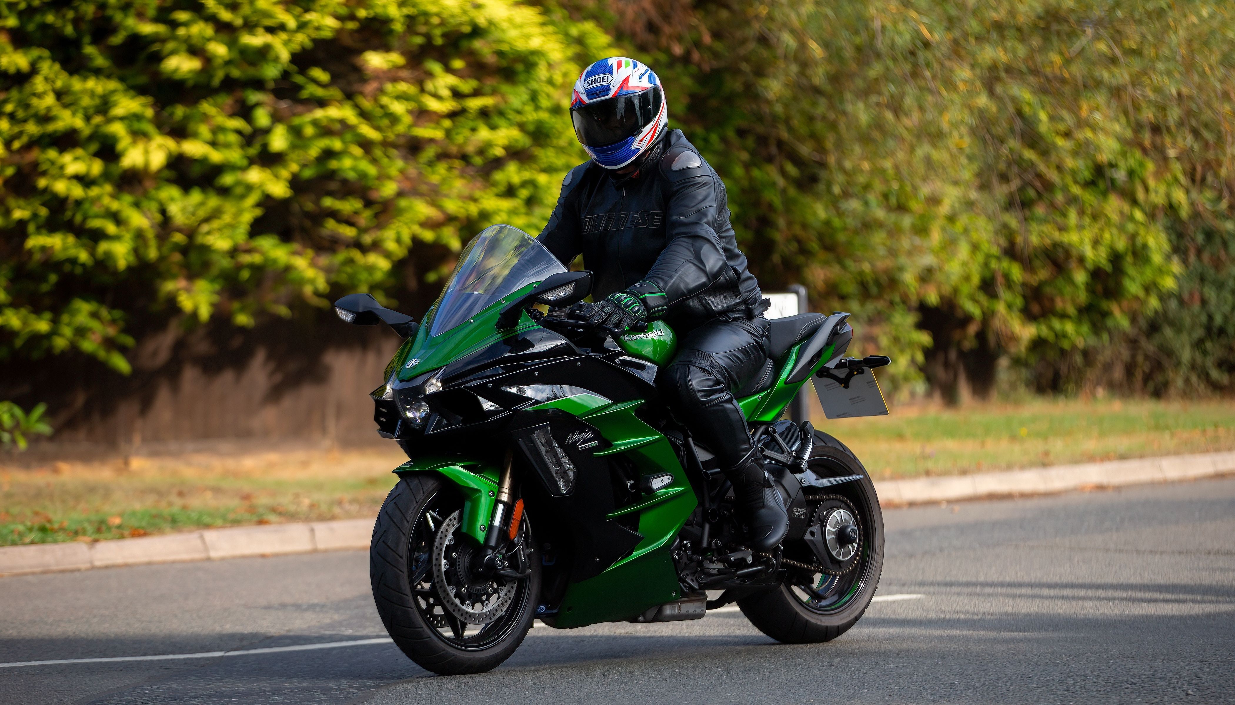 Kawasaki unveils groundbreaking hydrogen-powered motorcycle concept ...