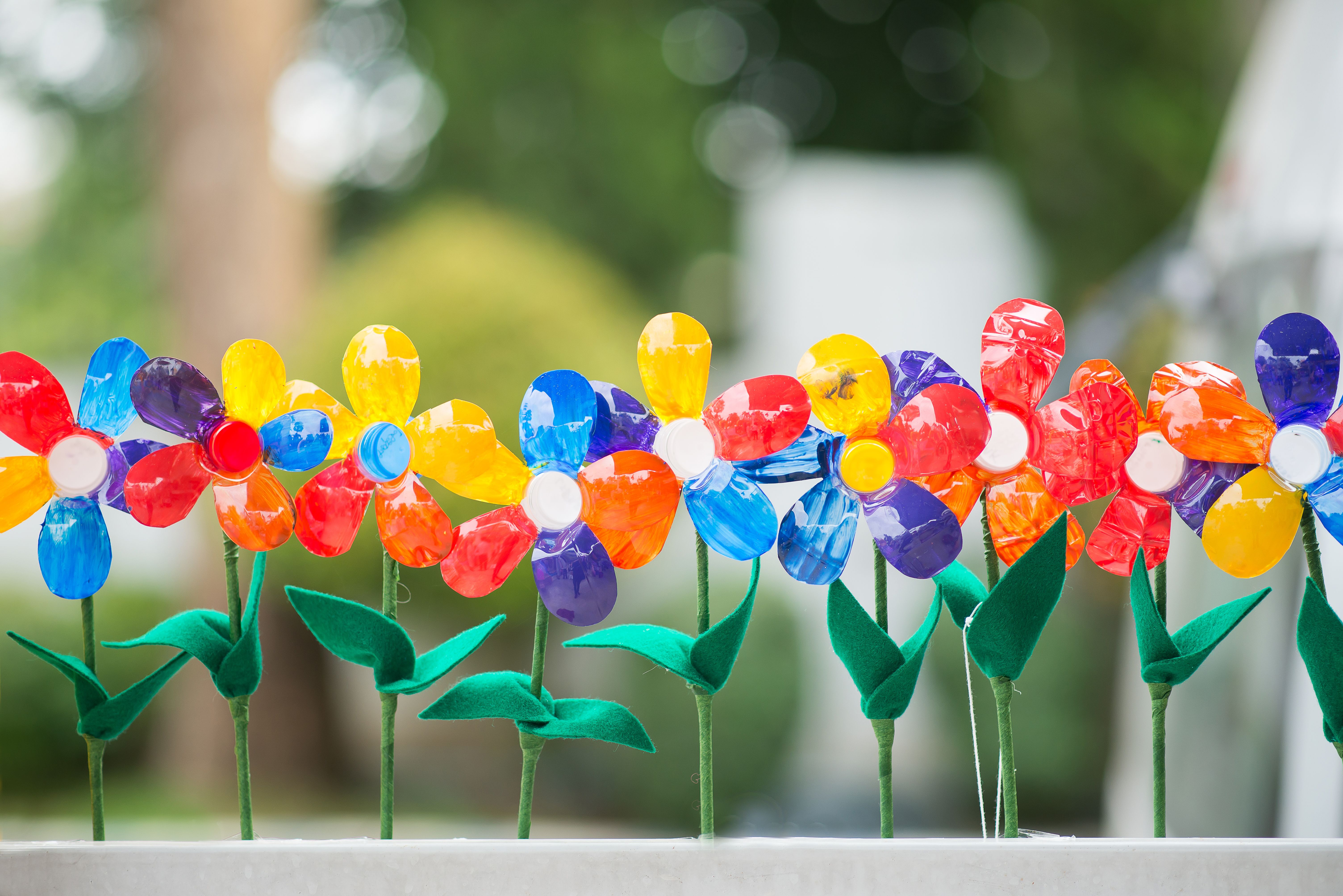 Flowers made of plastic bottles take stage at COP 28 | Al Bawaba
