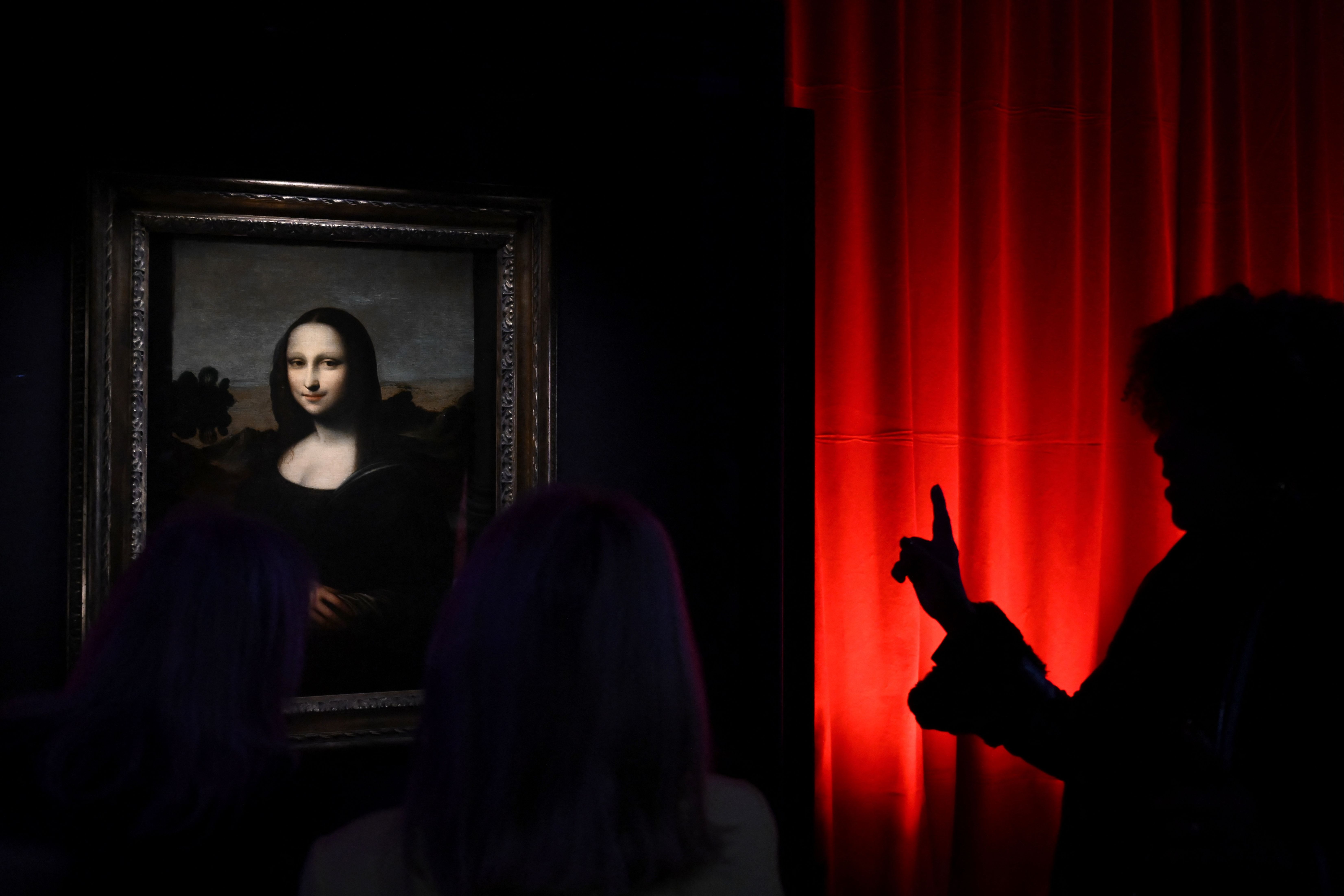 Video: Activists splash soup on Mona Lisa | Al Bawaba