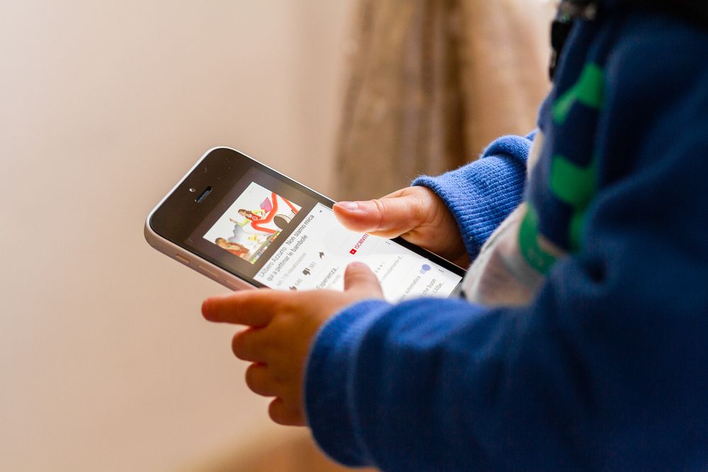 Tips to safeguarding children from smartphones | Al Bawaba